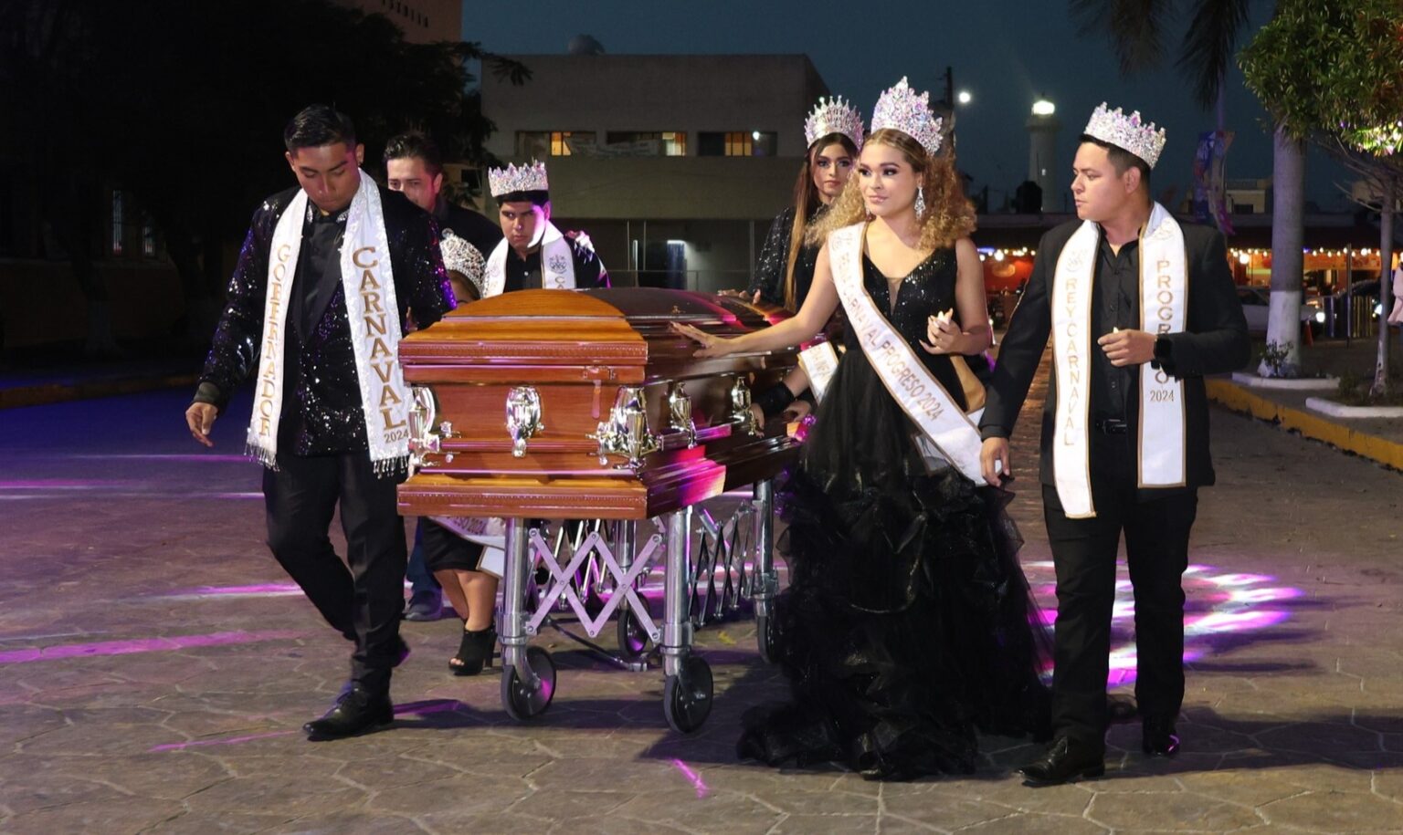 SOBERANOS DEL CARNAVAL DE PROGRESO 2024 DESPIDEN LAS FIESTAS AL REY ...